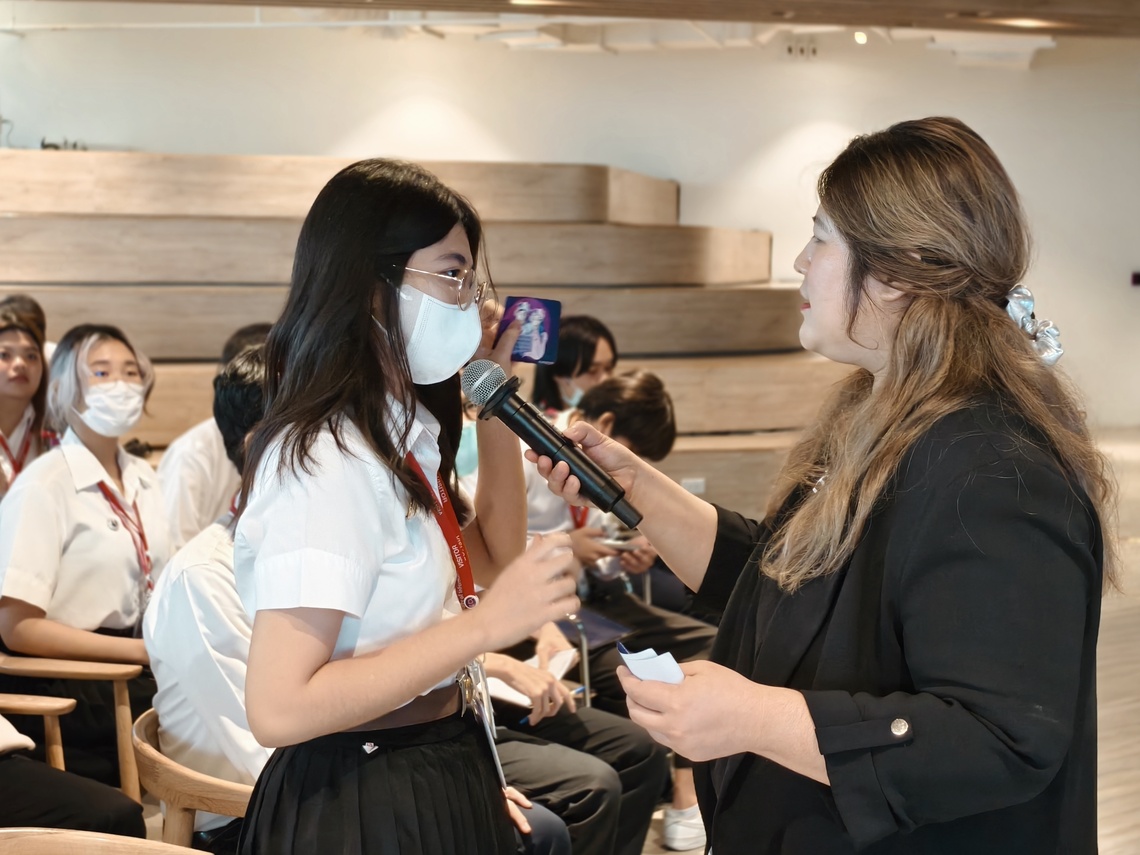 ICT Mahidol led DST Thai Program students to participate in a study visit at the SCB Academy ...